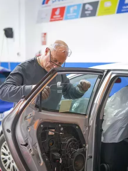 Vidro do carro partido: O que fazer? | Glassdrive